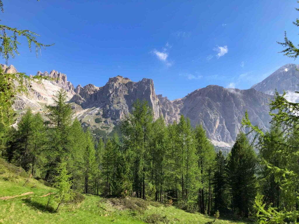 Lago di Limides: passeggiata ai piedi delle Dolomiti Ampezzane