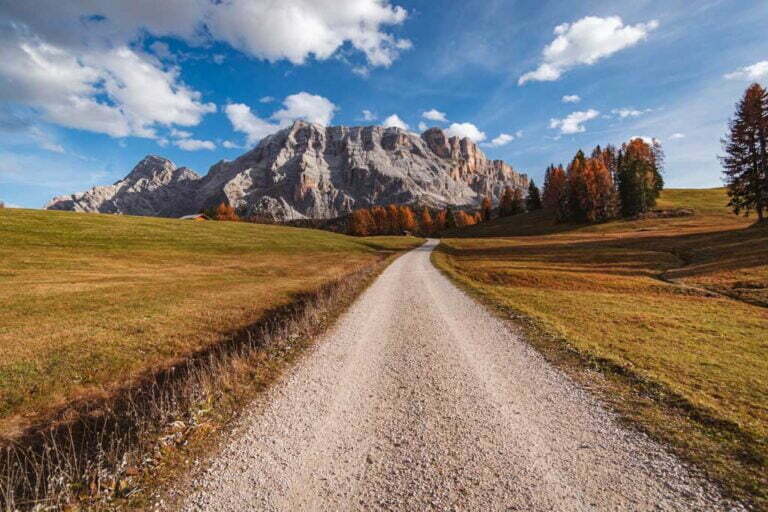 Escursioni facili in Alta Badia ai prati dell’Armentara